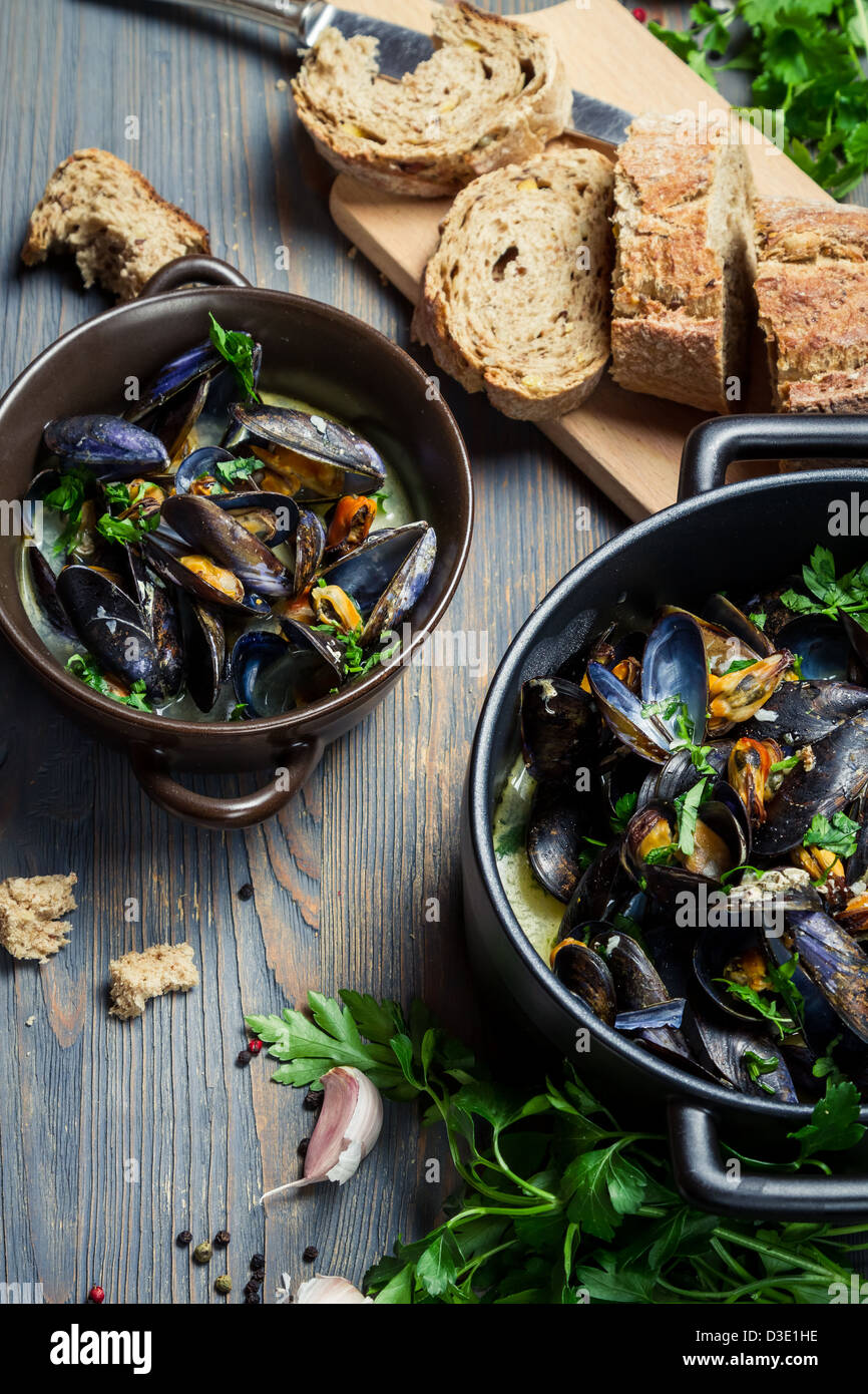 Pre cooked mussels hi-res stock photography and images - Alamy
