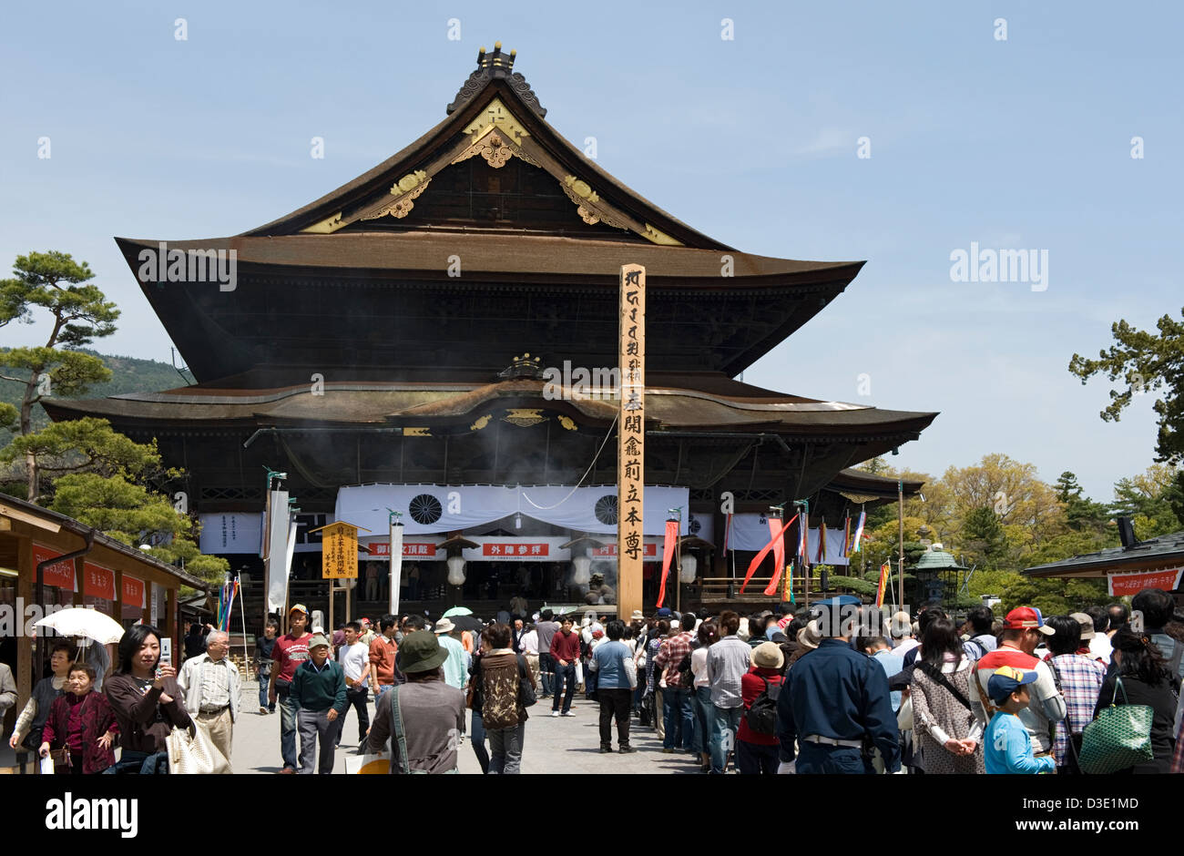 Worshipers line up in front of main hall of Tendai sect Zenkoji Temple ...