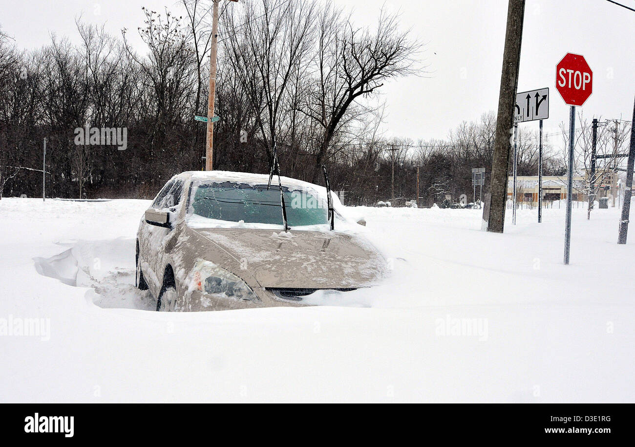 Buried cars after snowstorm hi-res stock photography and images - Alamy