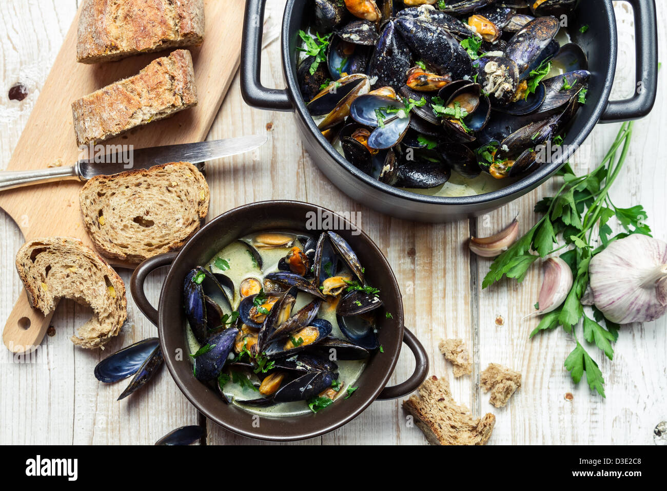 Mussels meal served with bread by the sea Stock Photo - Alamy