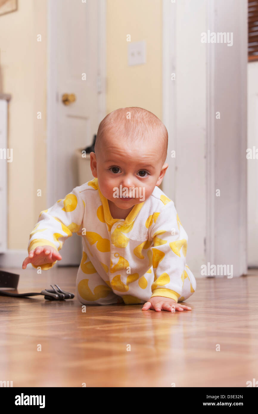 Baby boy 6 11 months crawling hi-res stock photography and images - Alamy