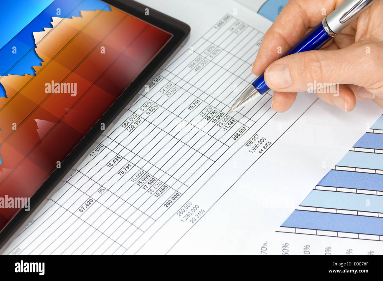 Computer bar chart hi-res stock photography and images - Alamy