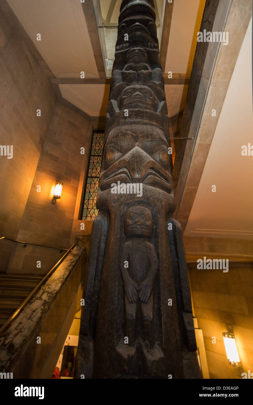 Staircase & Totam pole at the Royal Ontario Museum, Toronto, Canada ...