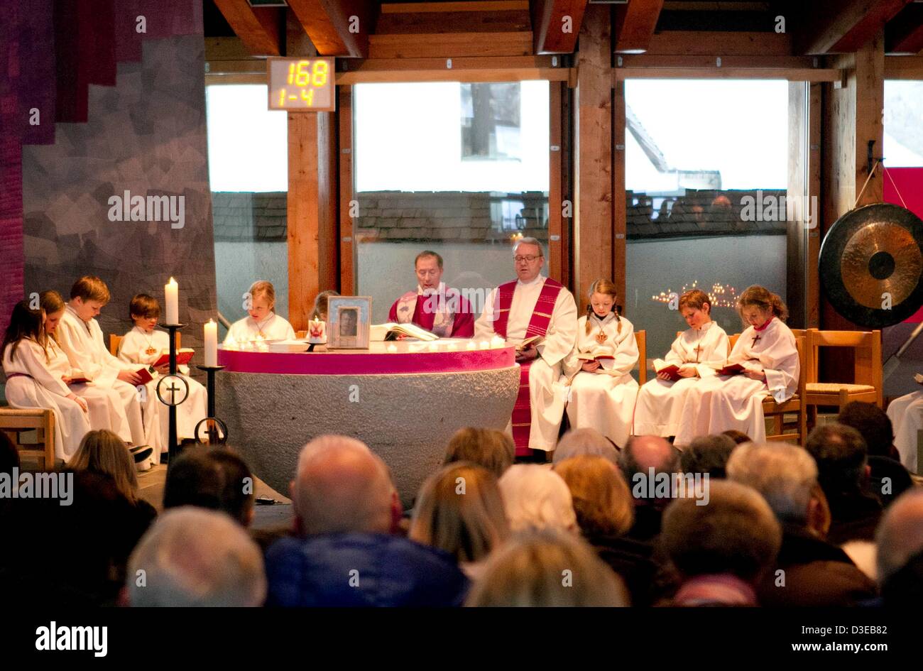People attend the prayer for Prince Johan Friso of the Netherlands in ...