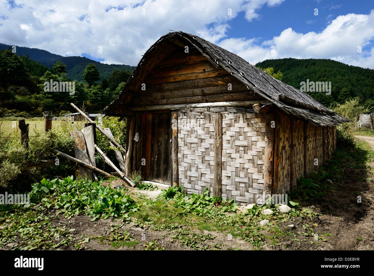 Farmland and rustic storage hut hi-res stock photography and images - Alamy
