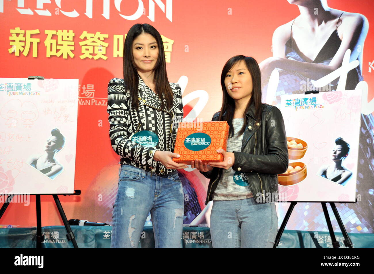 Kelly Chan's new album autograph signing activity in Hong Kong, China on Sunday February 17 ...