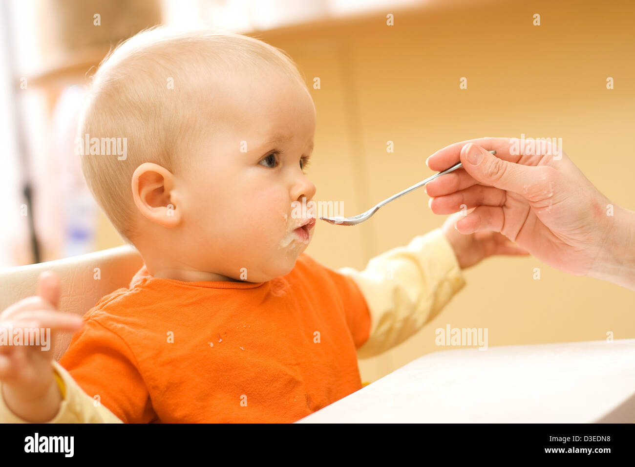 Infants feed hi-res stock photography and images - Alamy