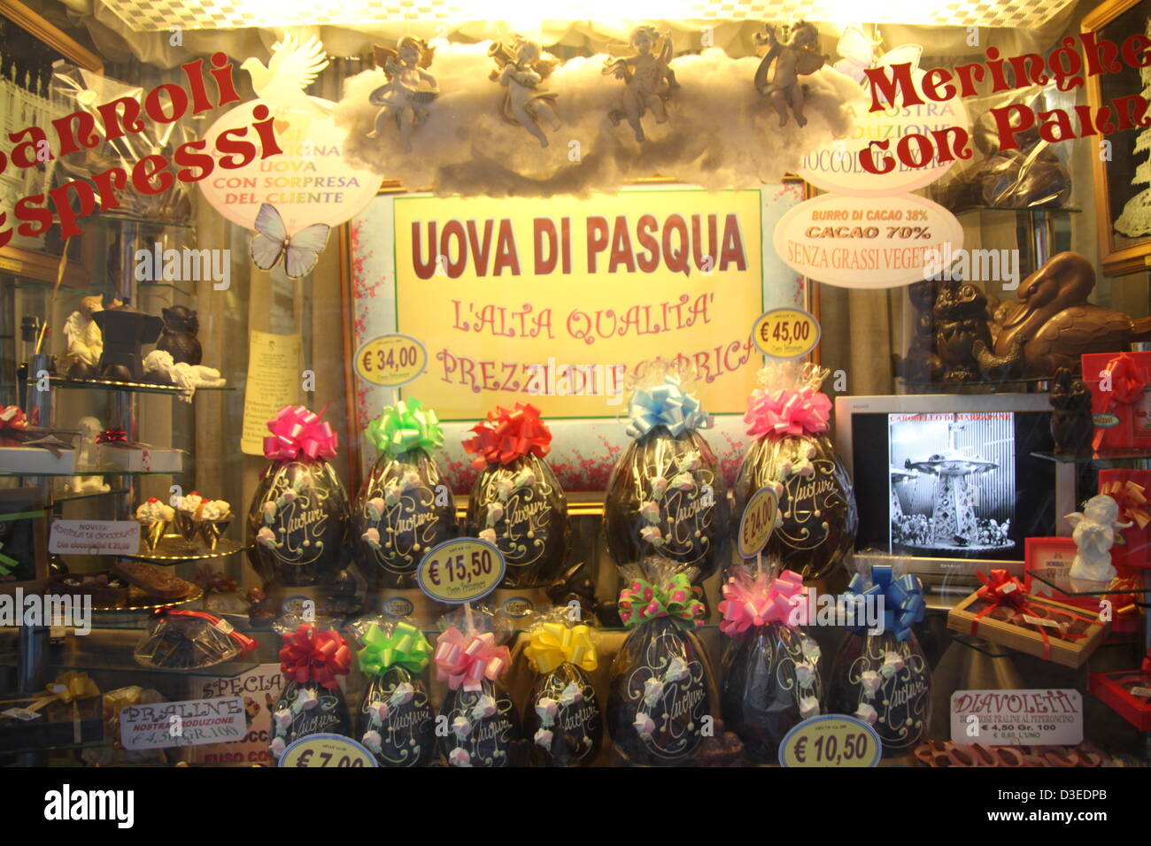 Easter eggs window display hi-res stock photography and images - Alamy