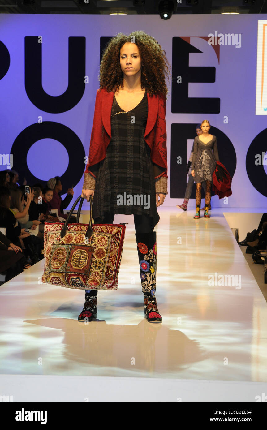 Models on catwalk hi-res stock photography and images - Alamy