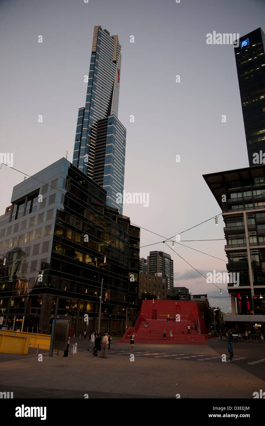 A popular meeting point for locals are the "Red Stairs" in Queensbridge ...