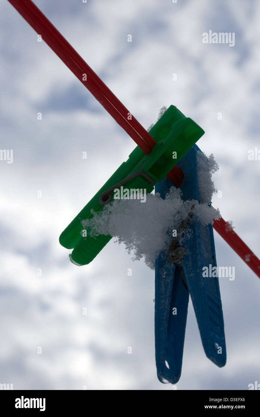 Snow on washing line and pegs Stock Photo - Alamy