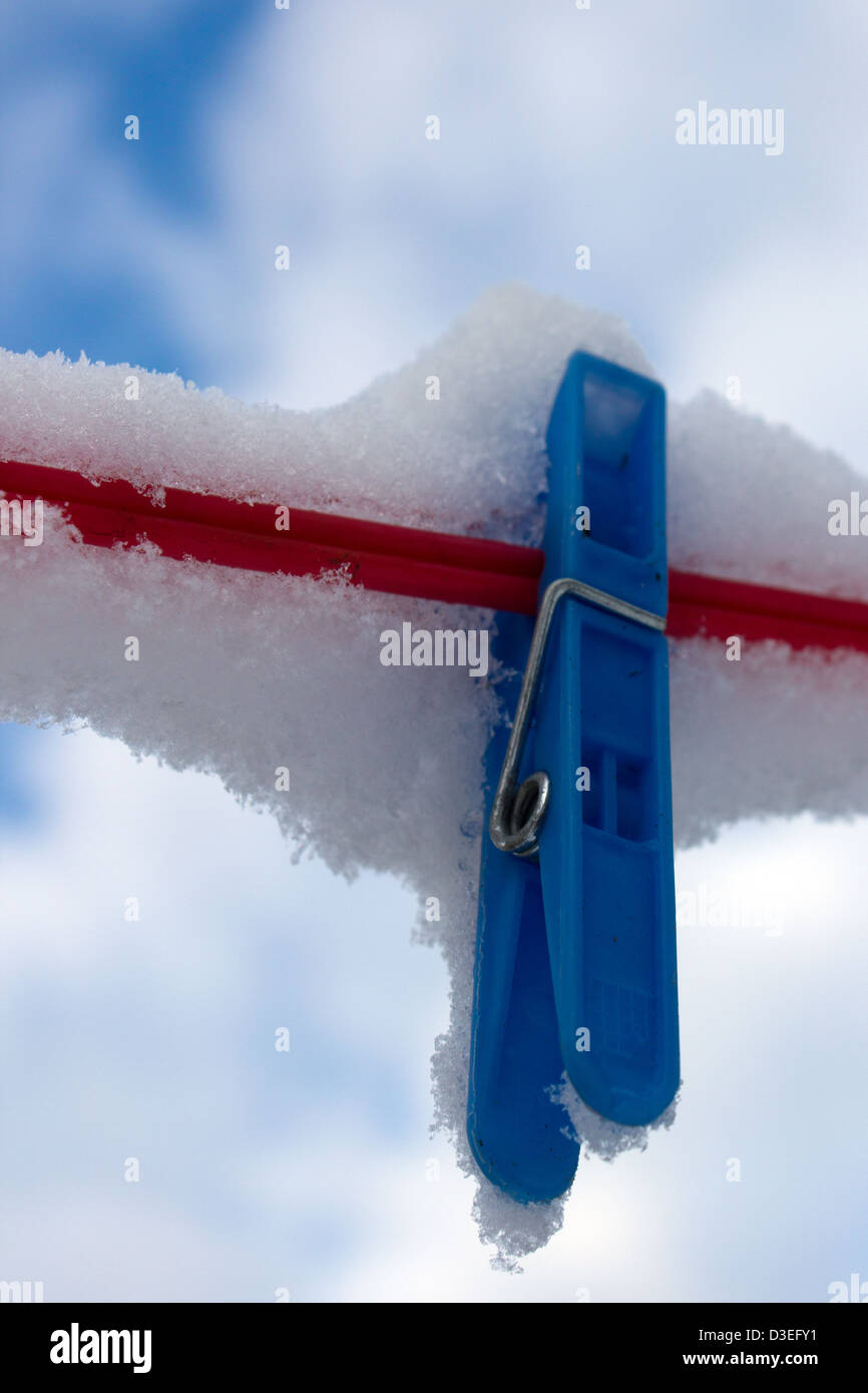 Snow on washing line and pegs Stock Photo - Alamy