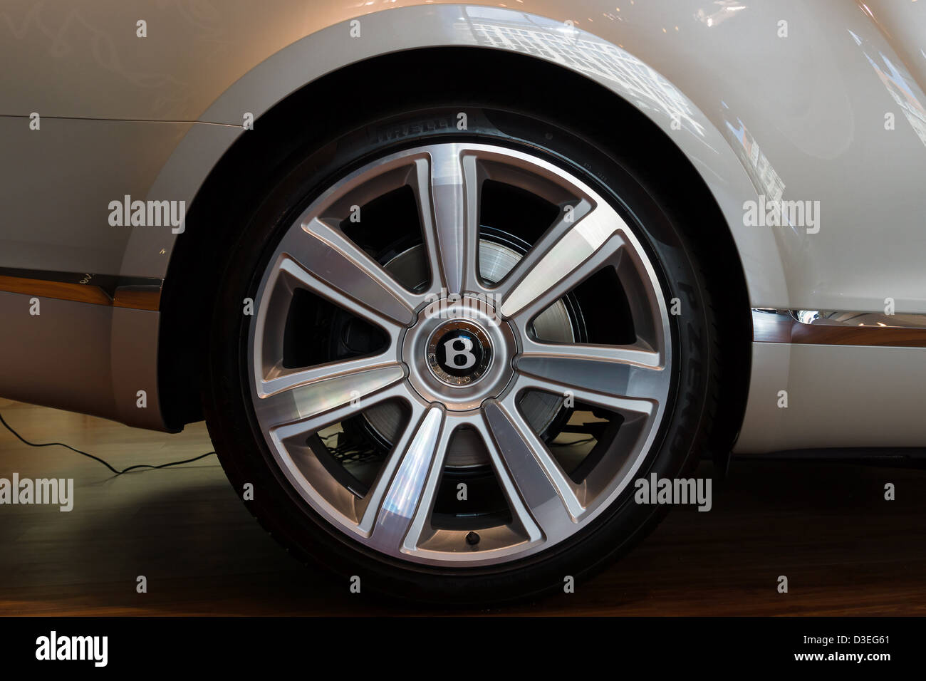 Wheel of Bentley Continental GT Stock Photo - Alamy