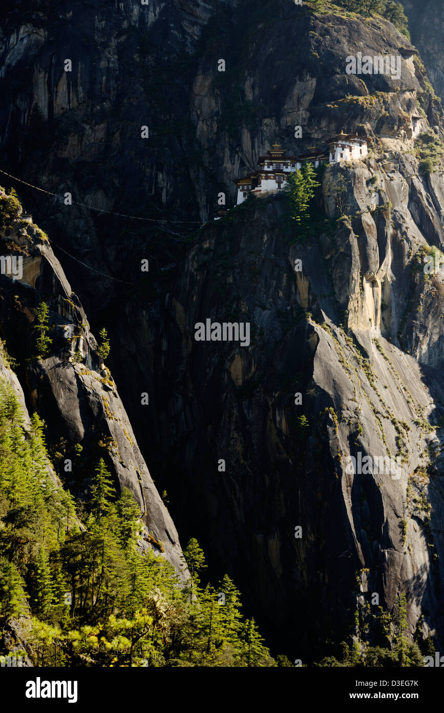 High up on rocky cliff face 900m from valley floor hi-res stock ...