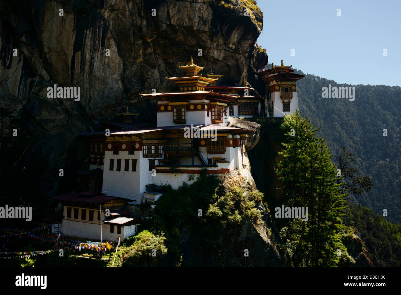 High up on rocky cliff face 900m from valley floor hi-res stock ...
