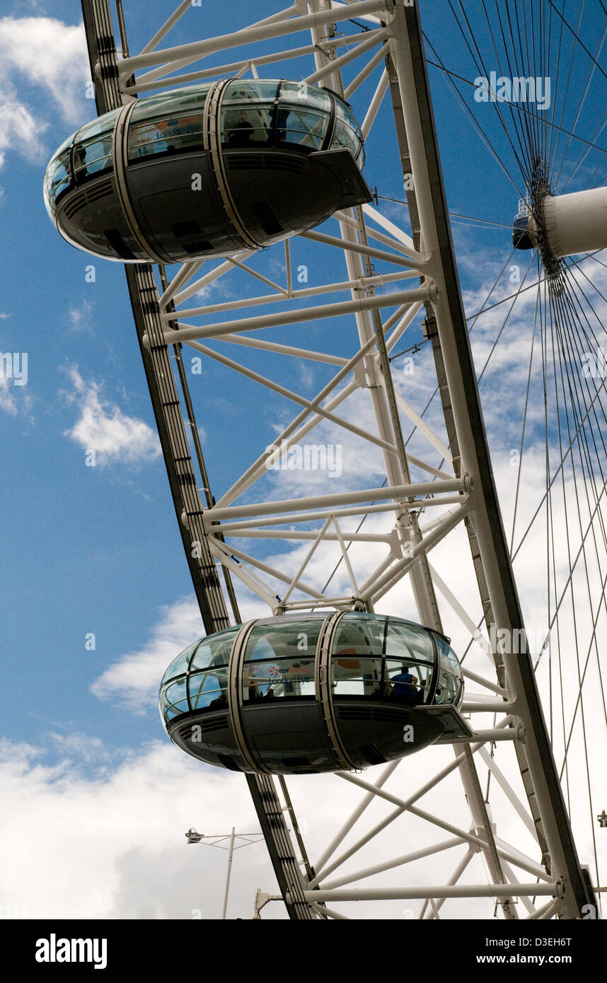 passenger pods/capsules,london eye visitor attraction,river thames ...