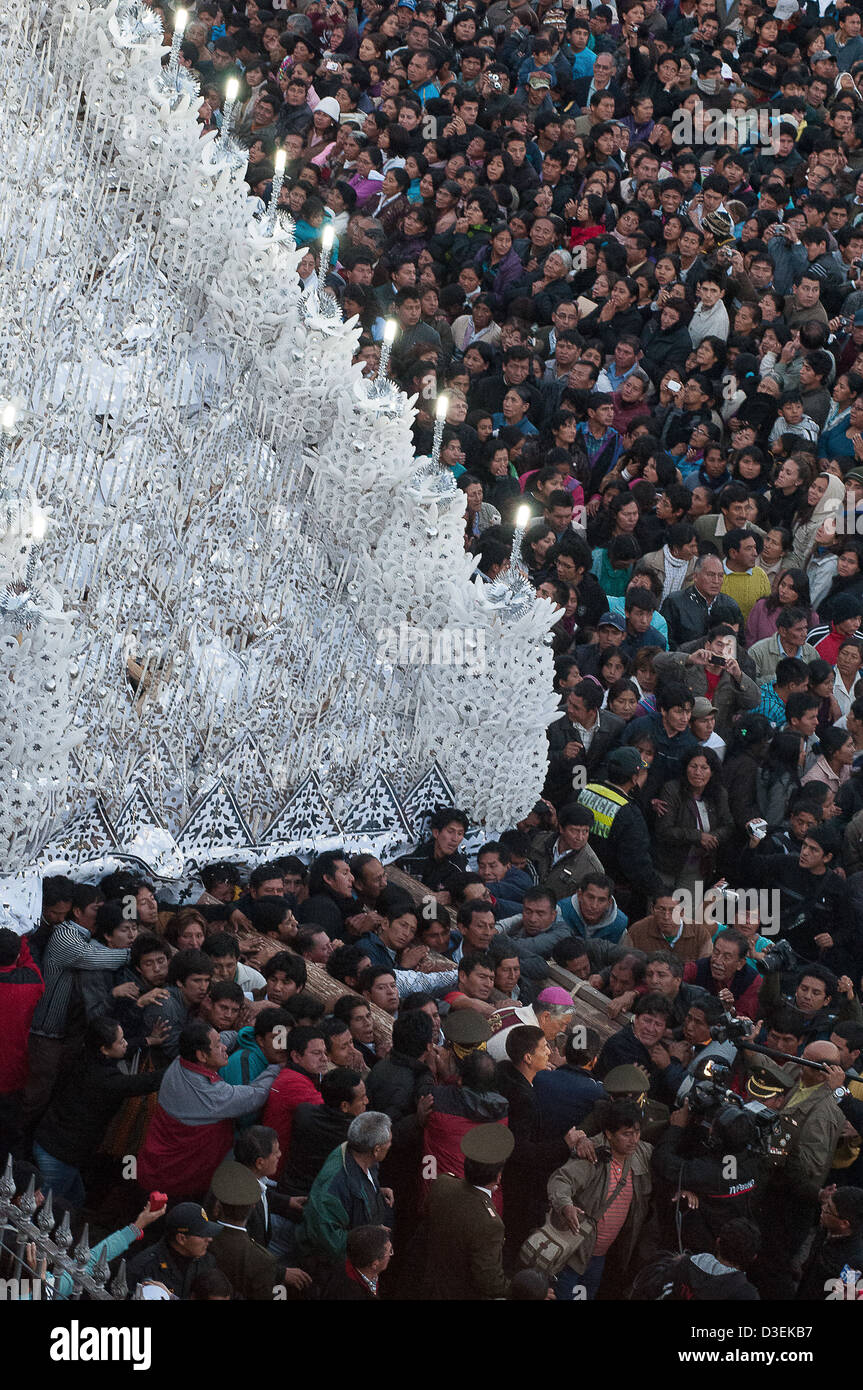 Peru, Ayacucho. Holy Week. The latest "anda" of Holy Week comes out in ...