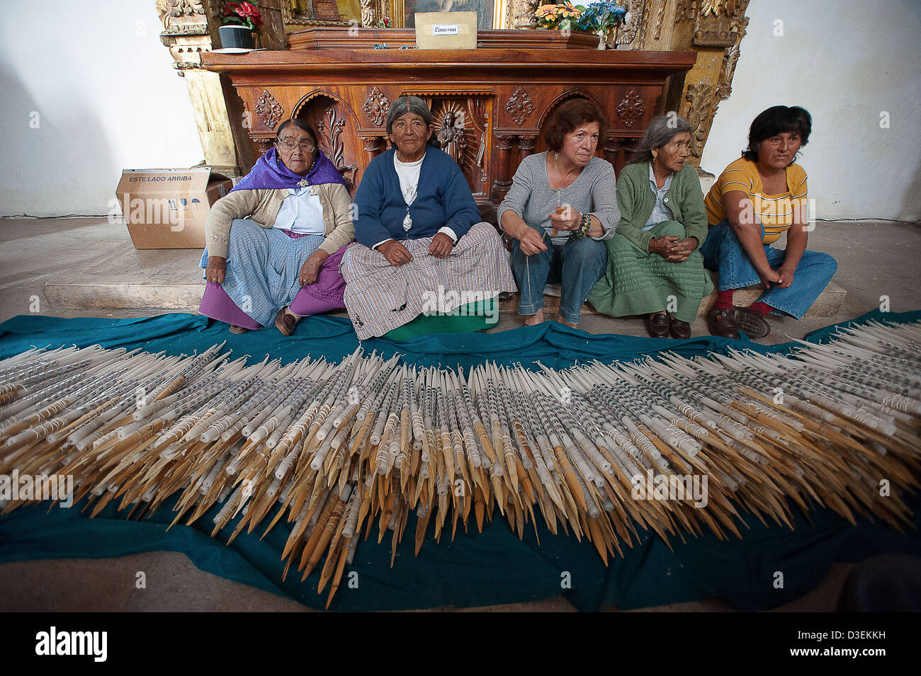 Peru, Ayacucho. Holy Week. Preparando la "anda" della domenica di ...