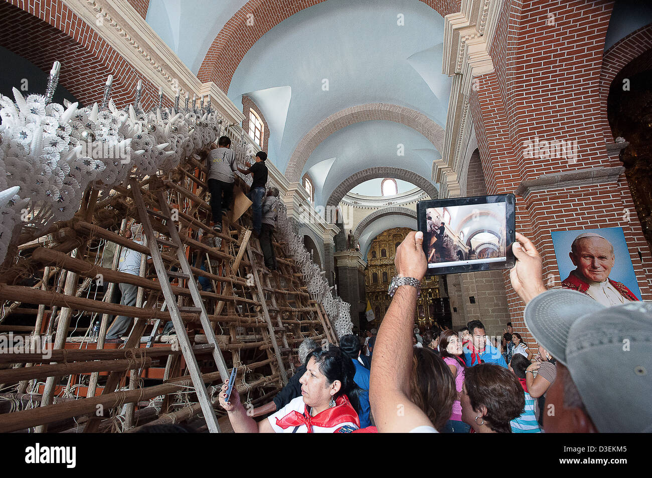 Peru, Ayacucho. Holy Week. Preparando la "anda" della domenica di ...