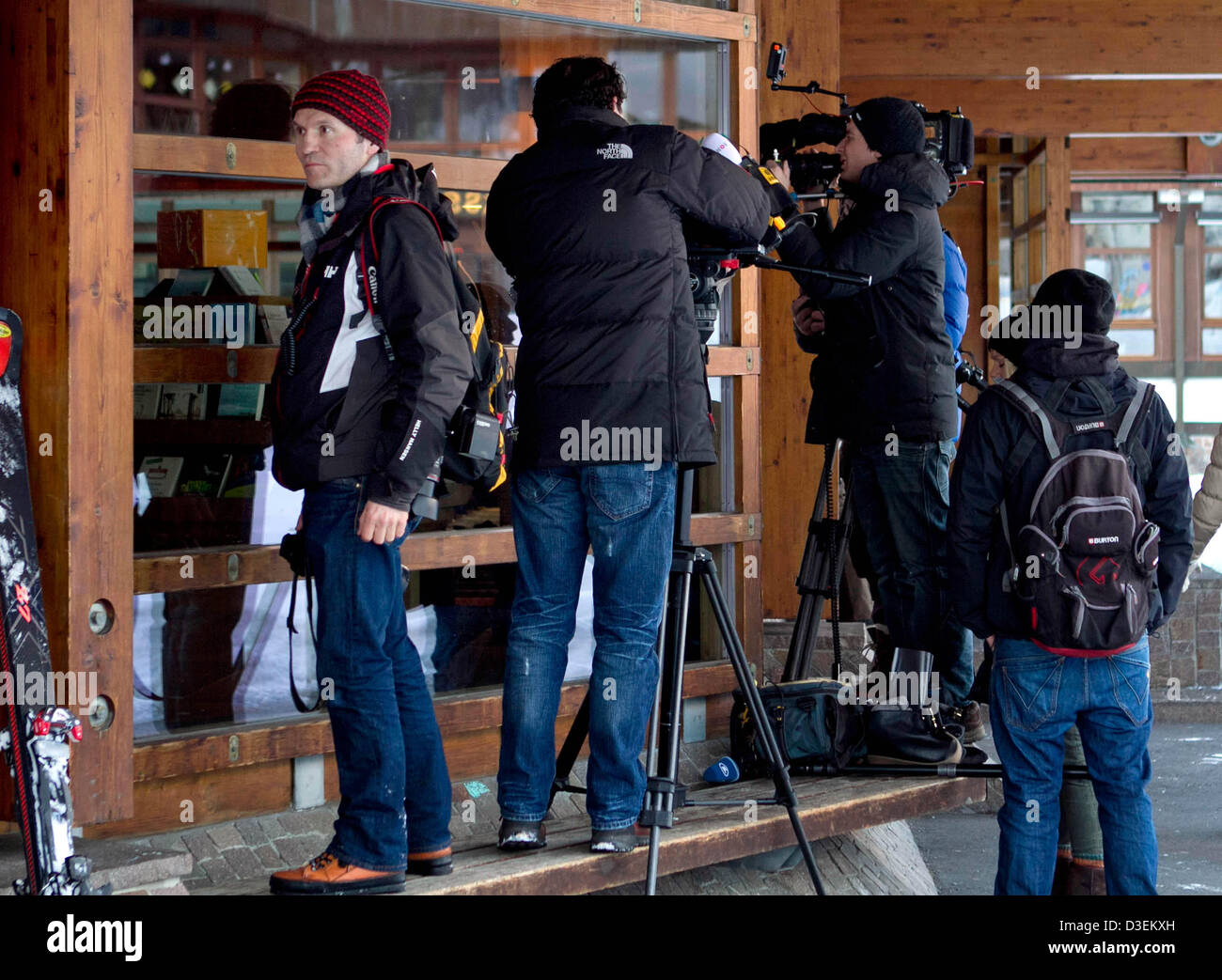 Media watch the prayer for Prince Johan Friso of the Netherlands in the ...
