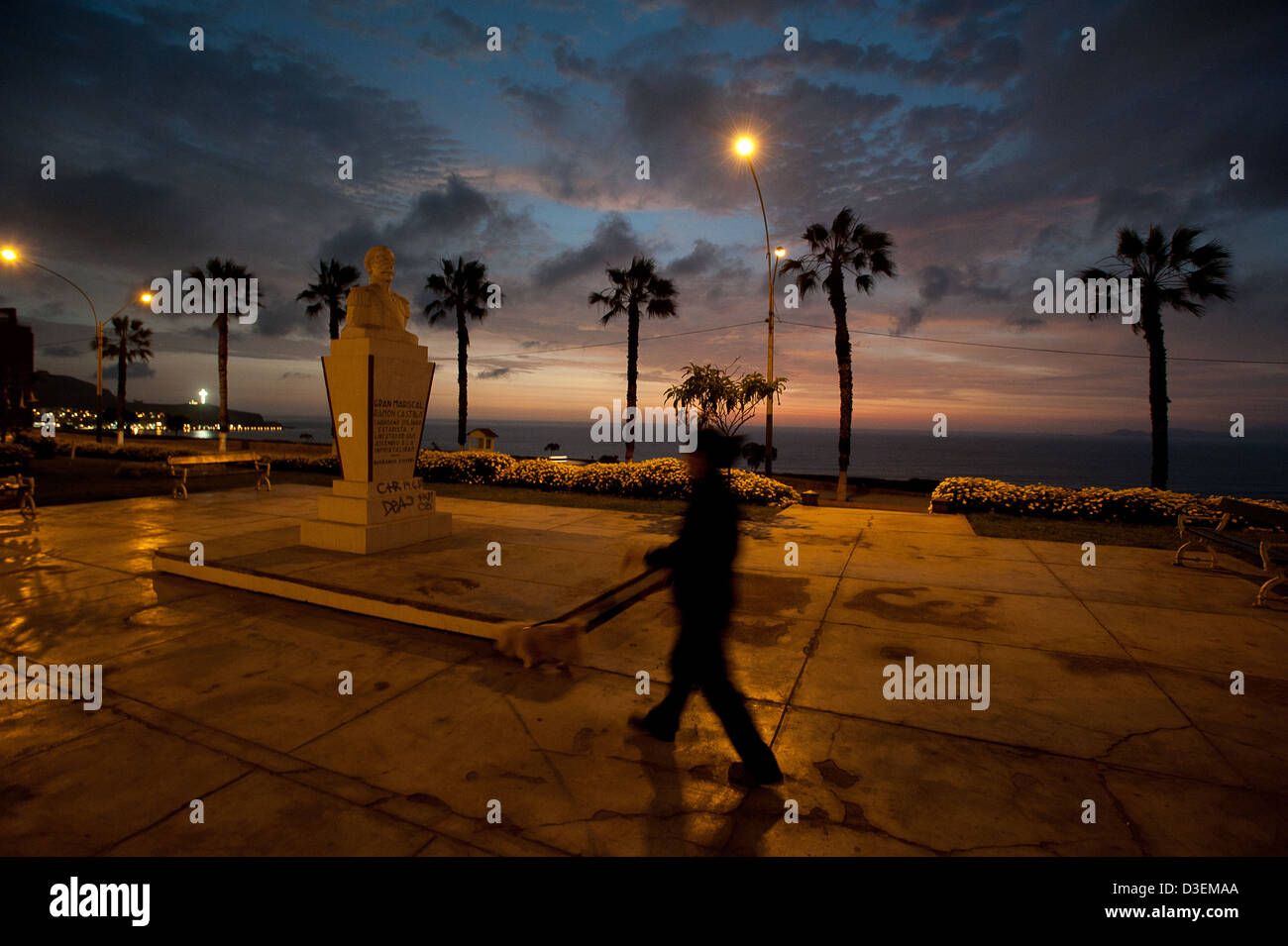 Peru, Lima, Barranco. Twiligh on the malecon Stock Photo - Alamy
