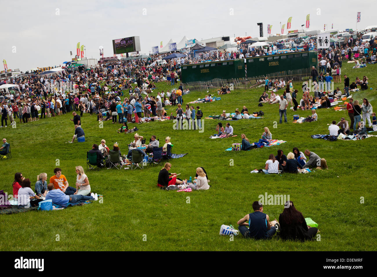People are having fun at Epsom Derby as part of Queen's Elisabeth II ...