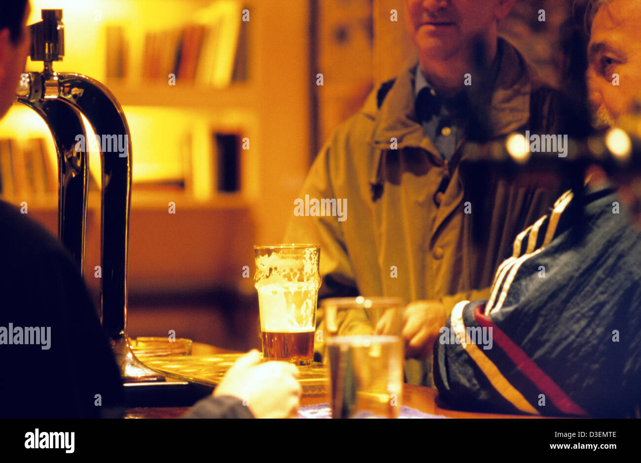 A London bar in the 90s Stock Photo - Alamy