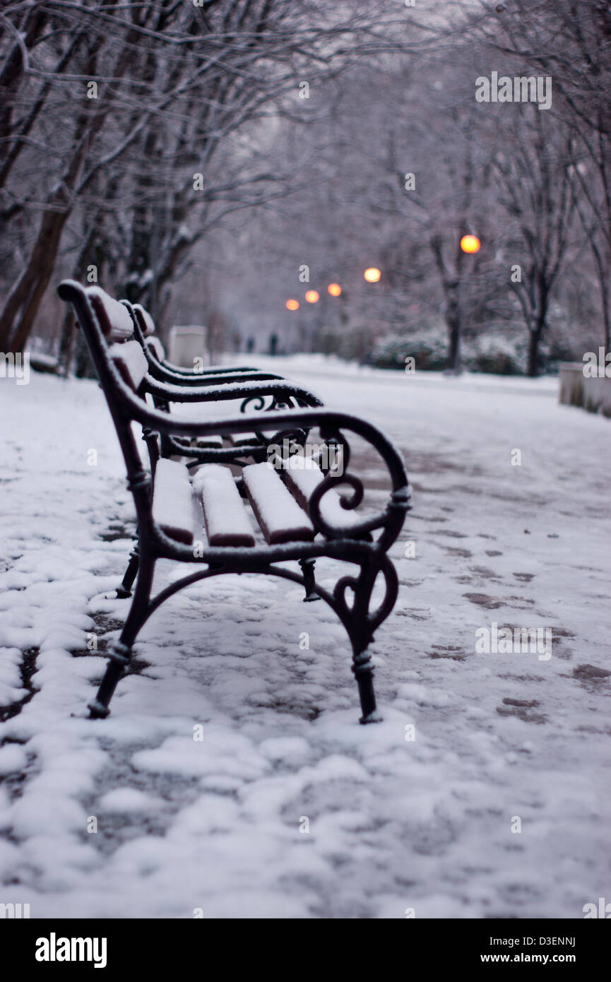 Bench snow hi-res stock photography and images - Alamy