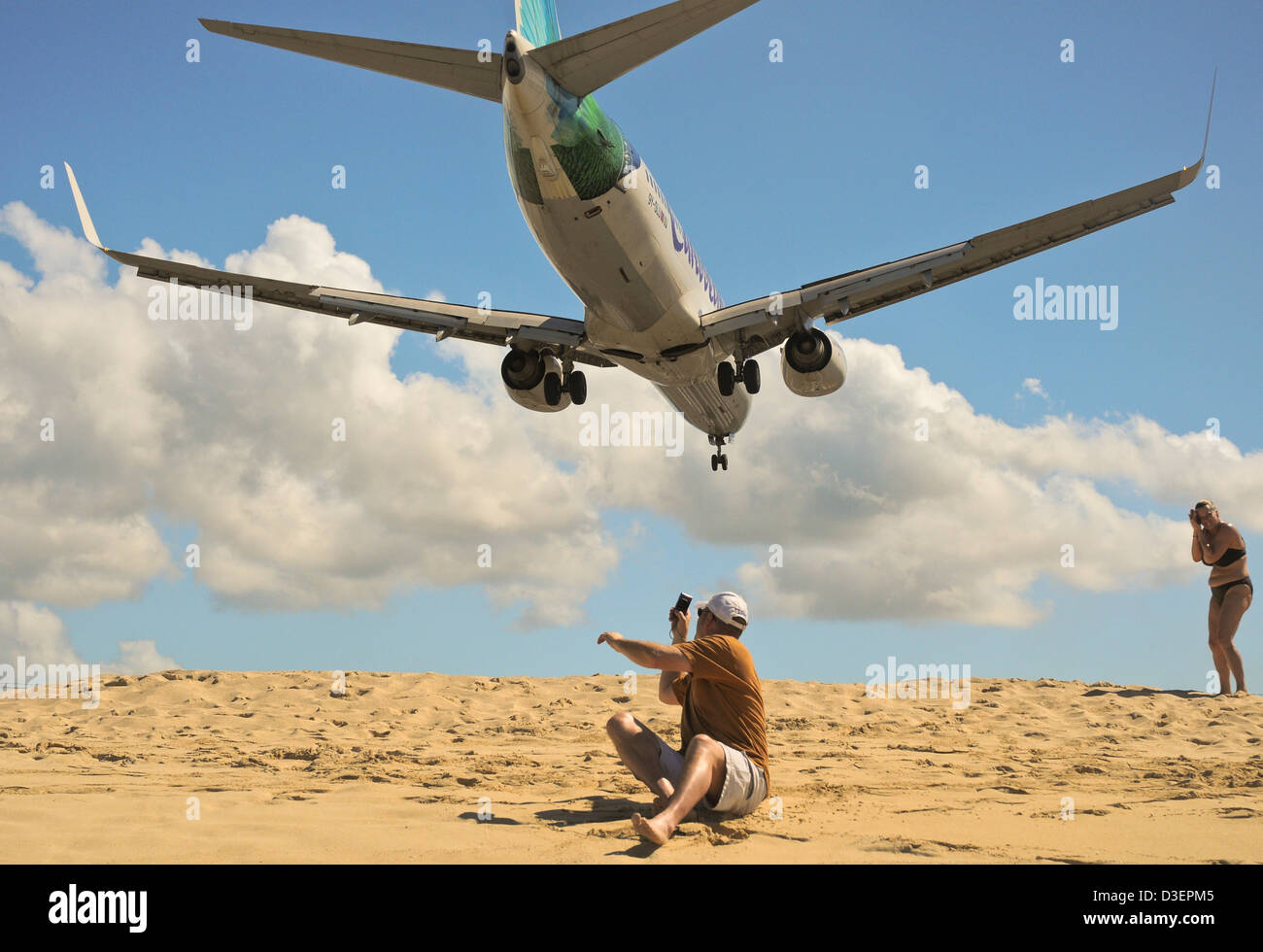 An airplane landing over the shortest runway in the world, Maho Beach ...