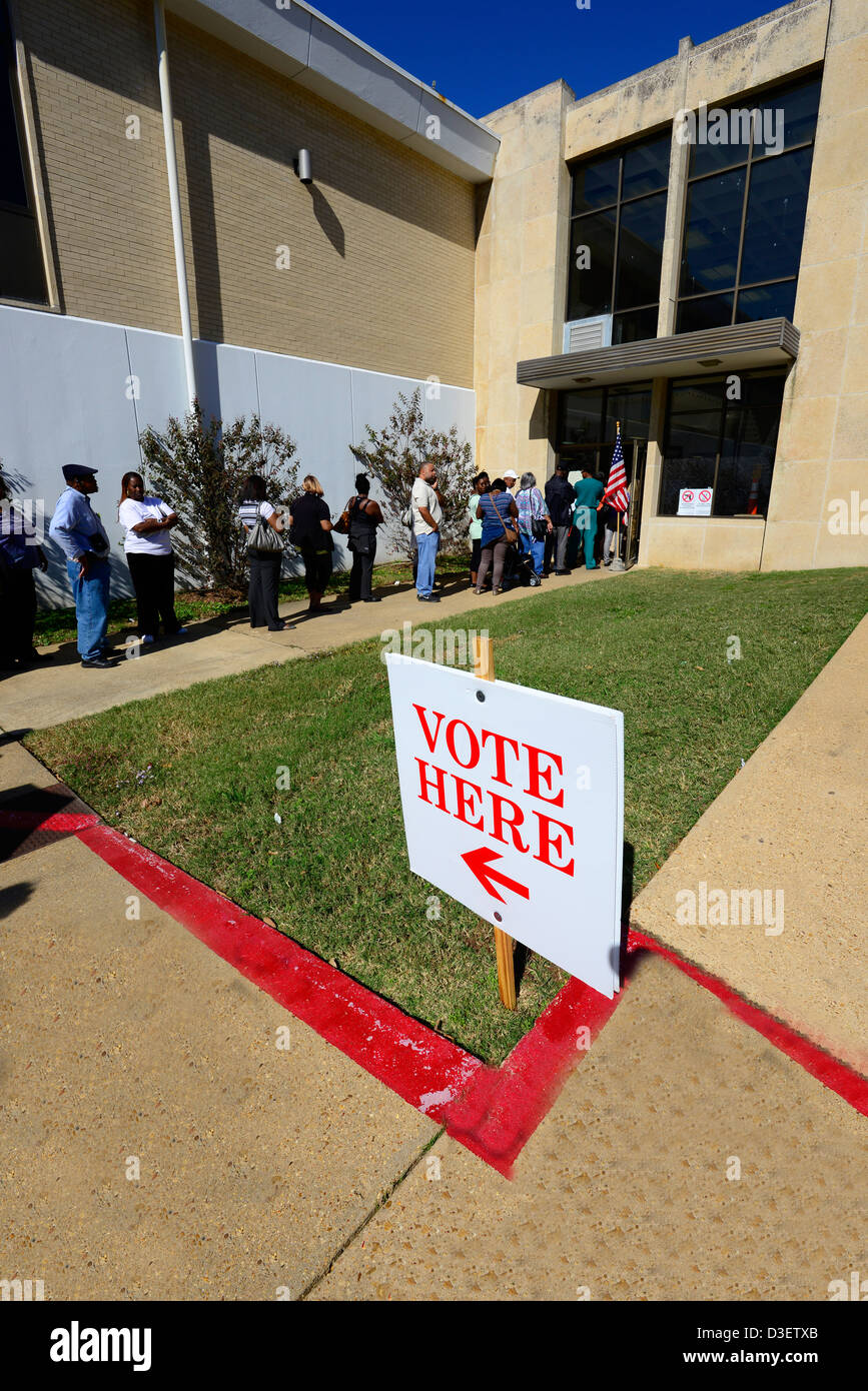 Us voters line polling station hi-res stock photography and images - Alamy