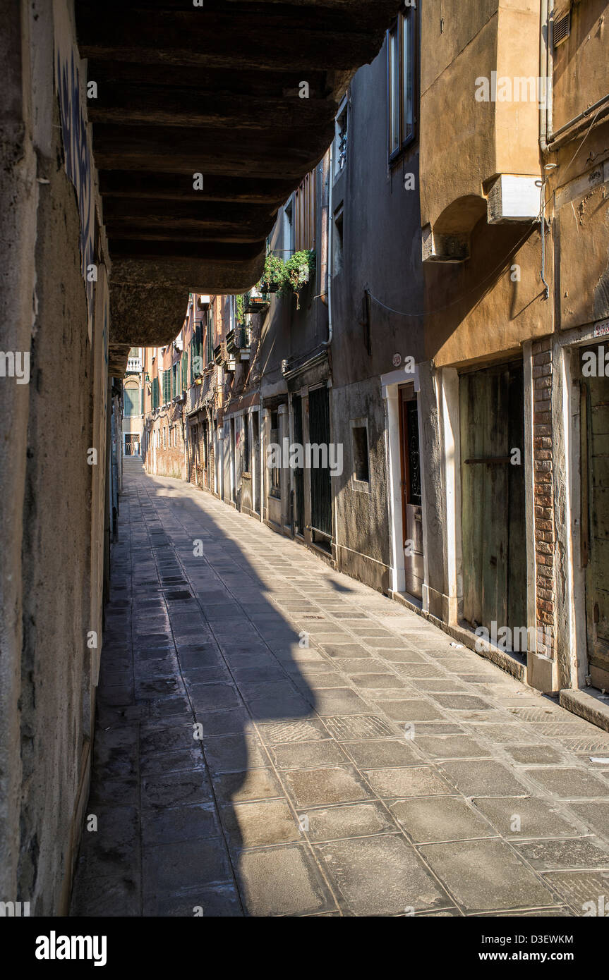 Narrow alley alleyway passageway hi-res stock photography and images ...