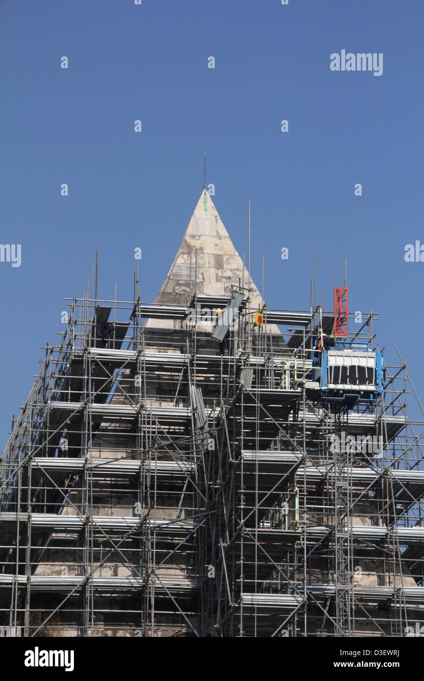 Rome, Italy. 18 Feb 2013 restoration work on the caio cestio mausoleum ...