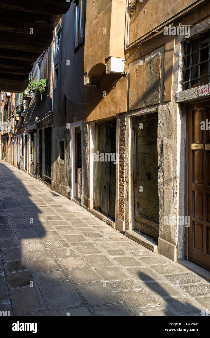 Narrow alley alleyway passageway hi-res stock photography and images ...