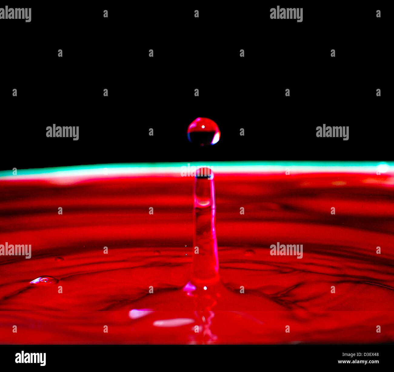 Splash droplet hi-res stock photography and images - Alamy