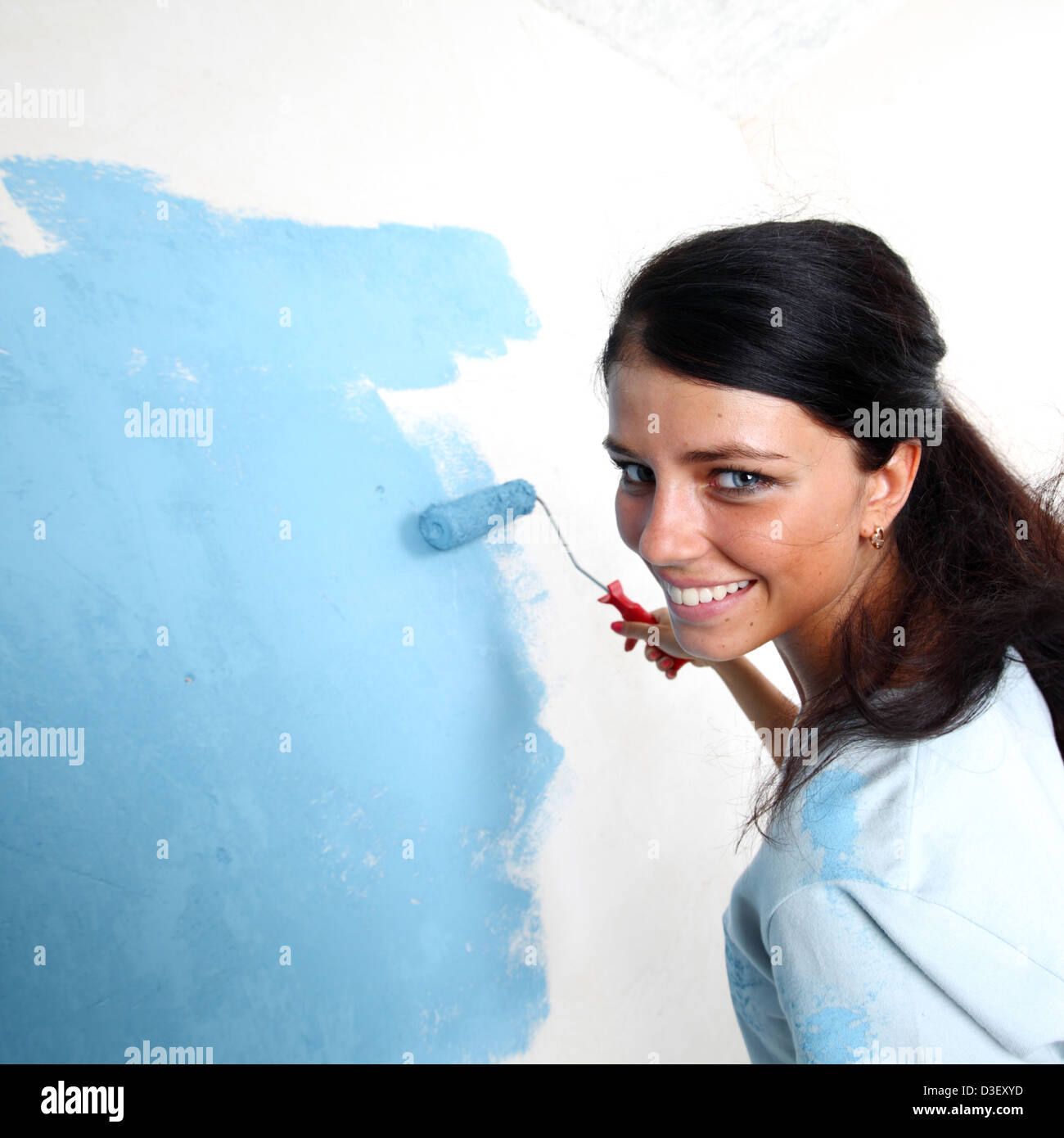 roller in woman hand paint on the wall Stock Photo - Alamy