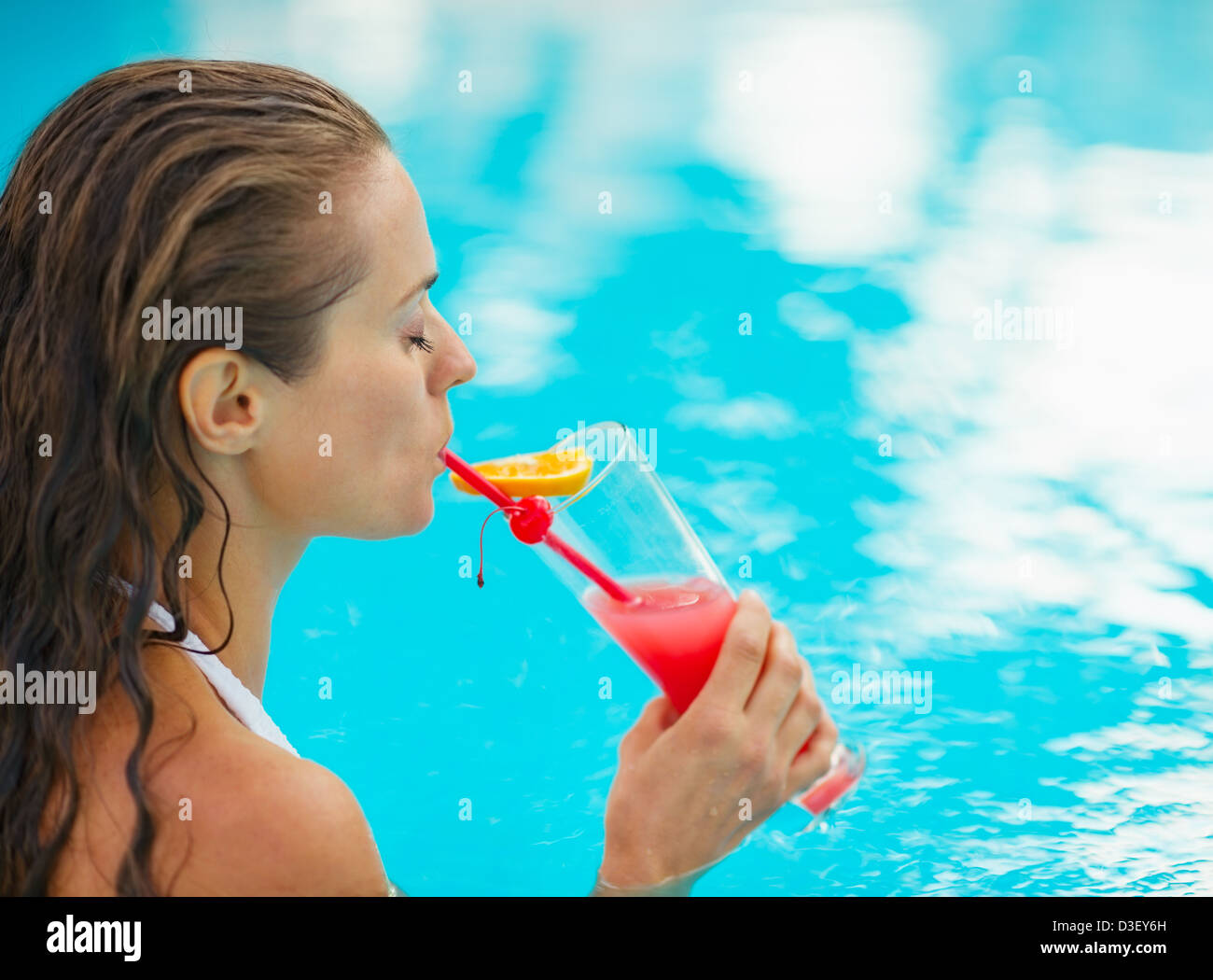 Young woman at pool drinking cocktail Stock Photo - Alamy