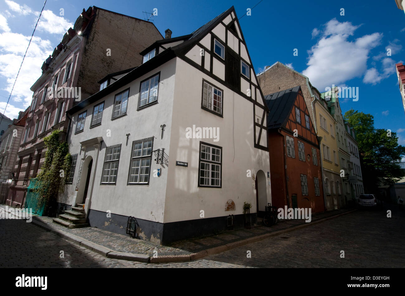 Sun reflection on the old houses on Klostera iela in Riga Old Town ...