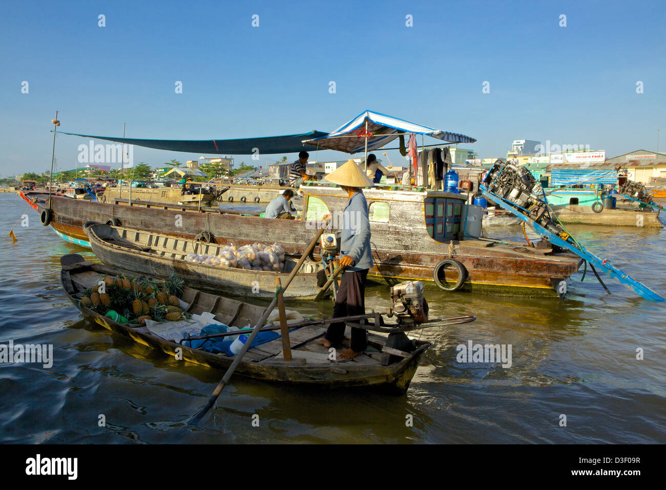 Mekong delta vietnam boat woman tourist hi-res stock photography and ...