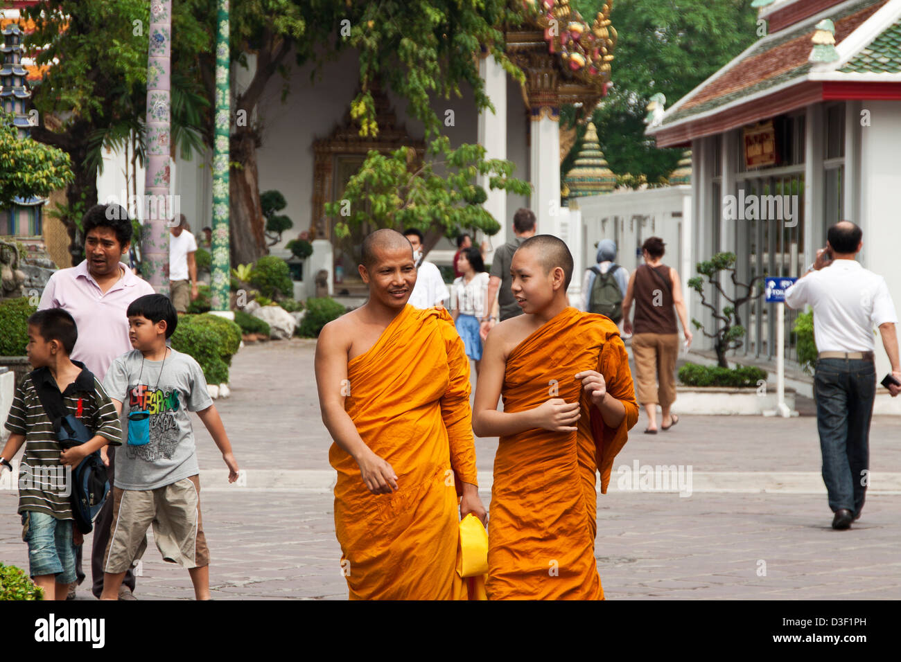 Young buddhist monks chatting hi-res stock photography and images - Alamy