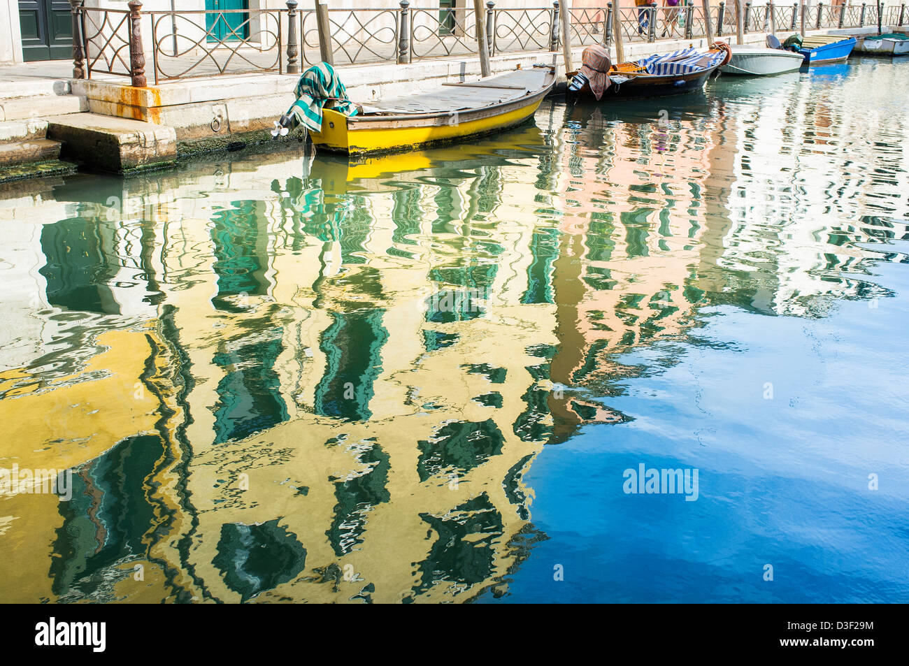 Reflections in canal water hi-res stock photography and images - Alamy