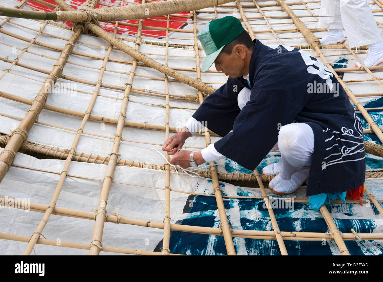 Team ties paper kite skin to bamboo frame in preparation for Sagami no ...