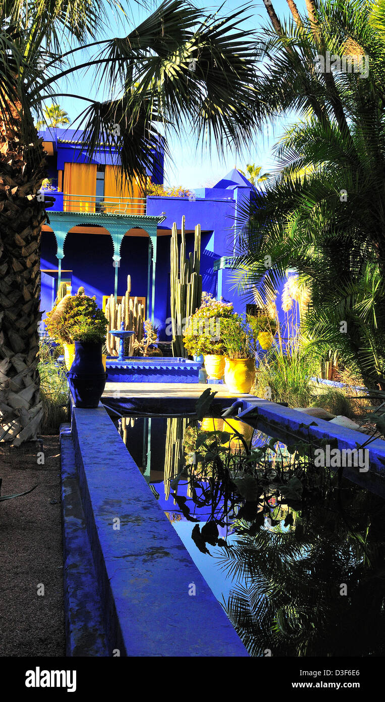 Vivid coloured cacti pots and house walls at Majorelle Garden (Jardin ...