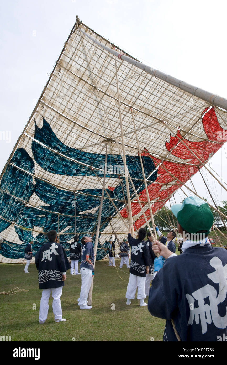 Team readies giant paper and bamboo kite weighing 950 kilos, measuring ...