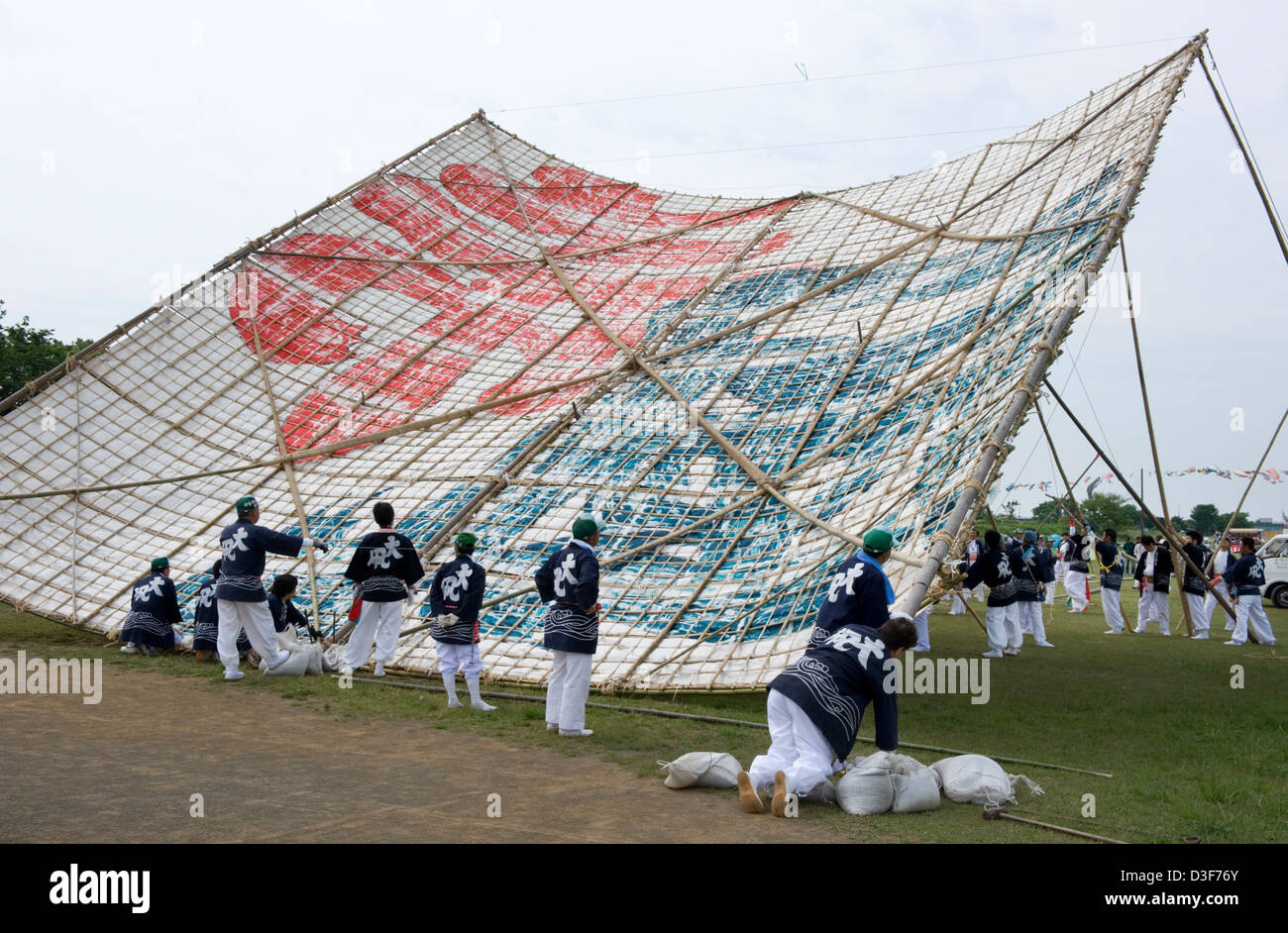 Team readies giant paper and bamboo kite weighing 950 kilos, measuring ...