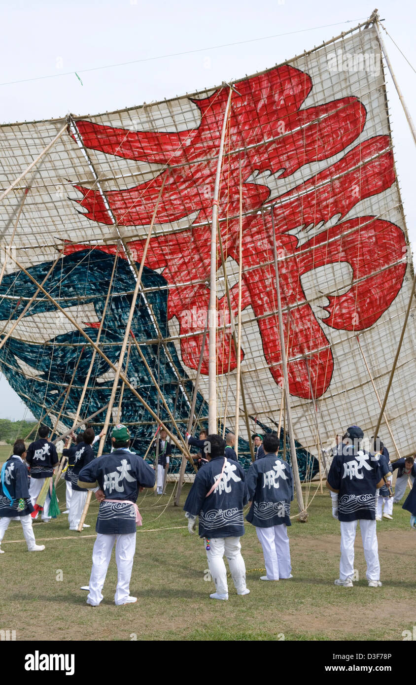 Team readies giant paper and bamboo kite weighing 950 kilos, measuring ...