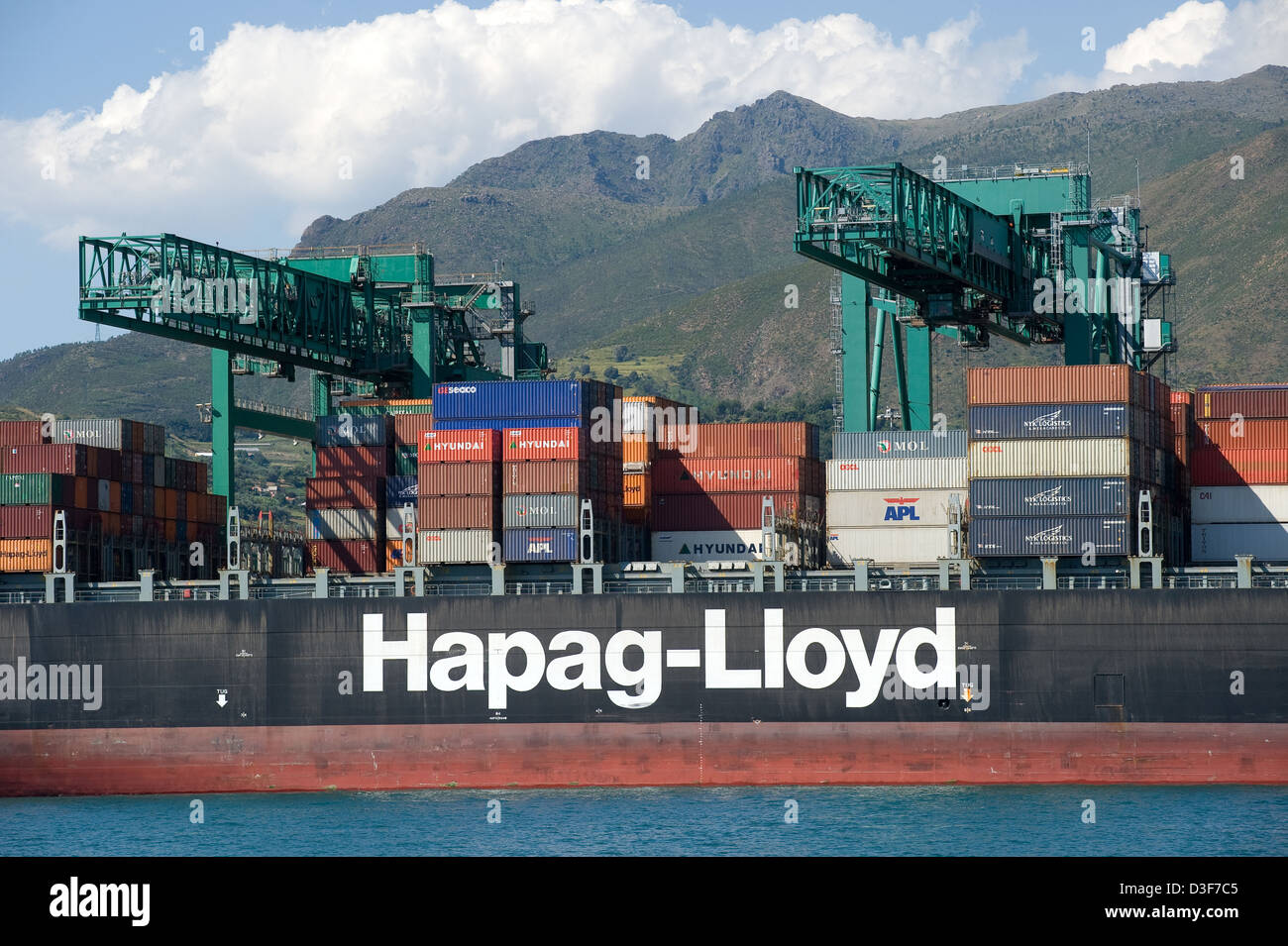 Genoa, Italy, the Hapag-Lloyd container ship in the port of Genoa Stock ...