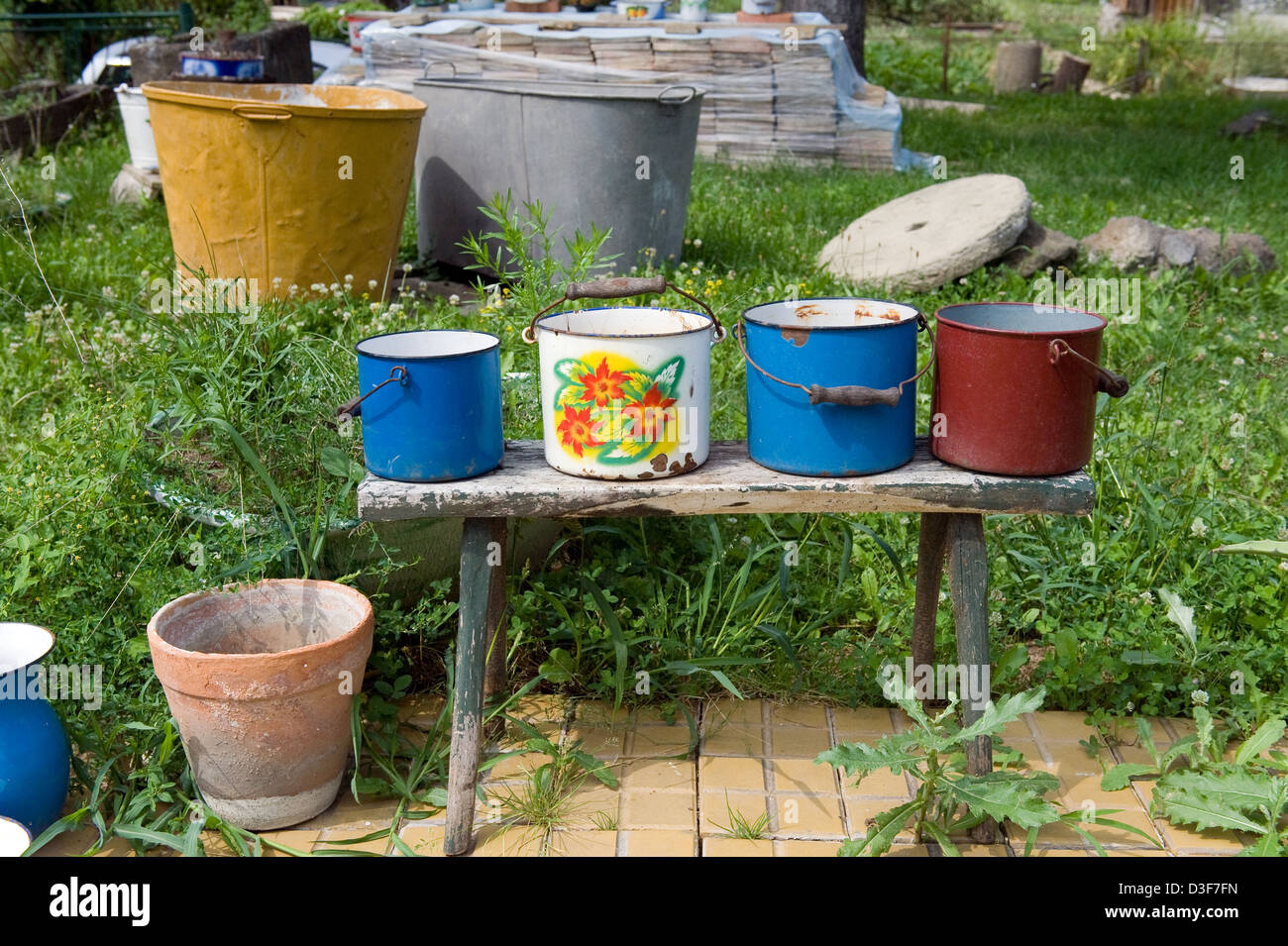 Enamel cooking pots hi-res stock photography and images - Alamy