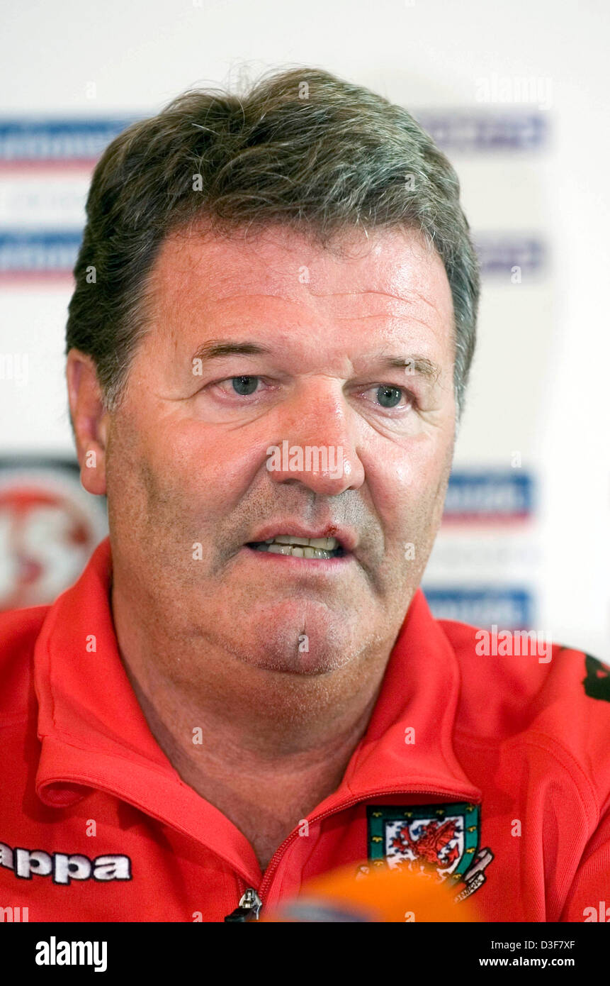 Wales Football Manager John Toshack Stock Photo - Alamy