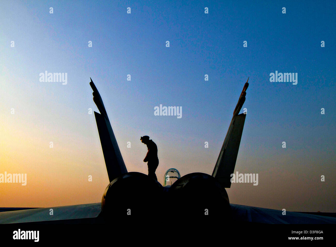 Marine aircraft mechanic fighter hi-res stock photography and images ...