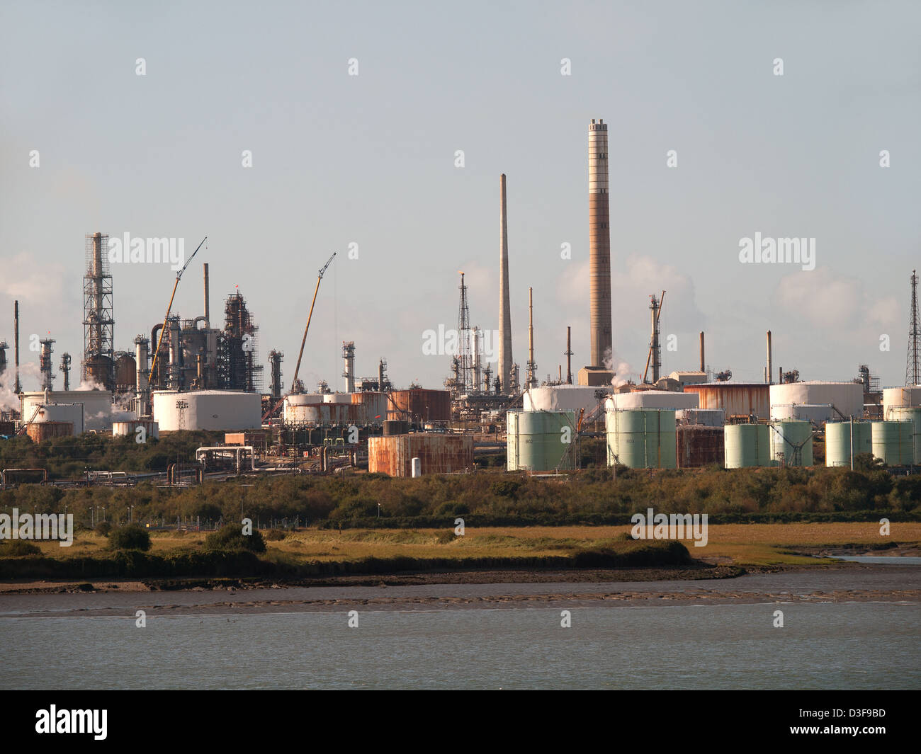 Oil refinery england uk hi-res stock photography and images - Alamy